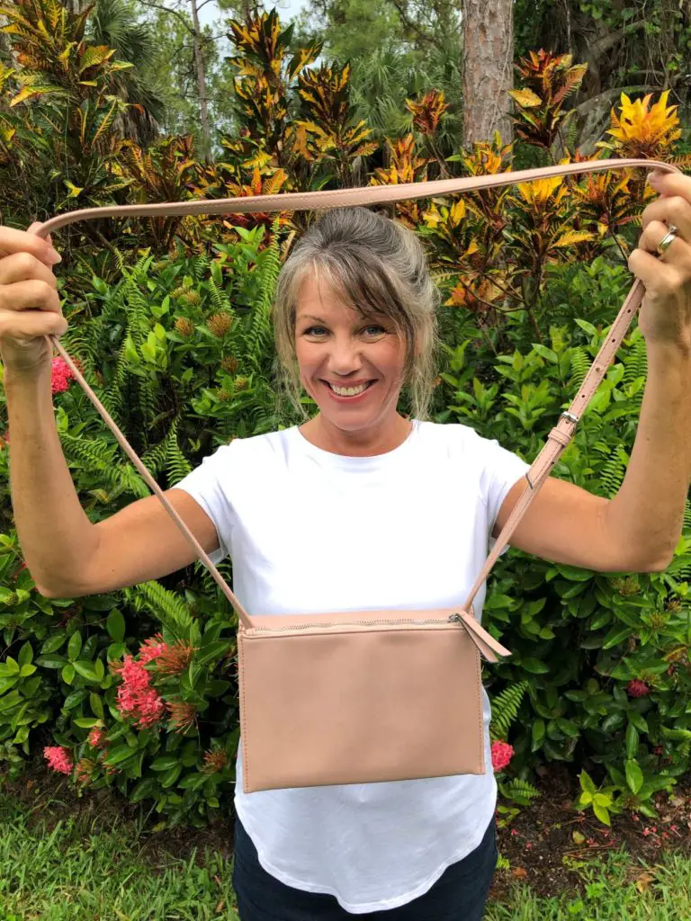 Easy Hack for Turning a Purse into a Backpack in 3 Seconds Flat ...