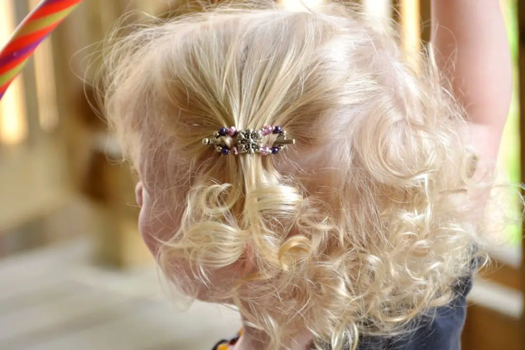 7 Super Cute Ways to Wear Mini Hair Clips (with Video & Pictures)